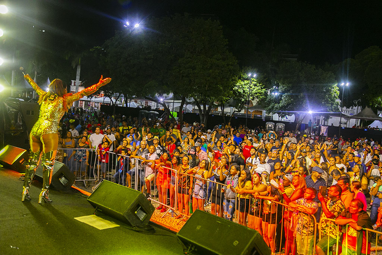 Gilmelândia e Cibalena arrastam multidão para Praça Generoso Ponce ...