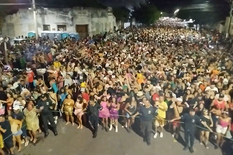Cibalena arrasta multidão e Axé Blonde levanta o público no palco ...