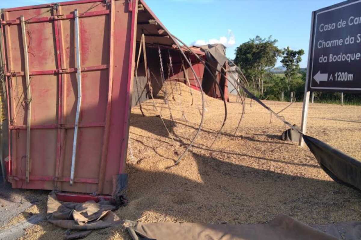 Carreta tomba em rotatória da MS 339 e condutor é lançado para fora do ...