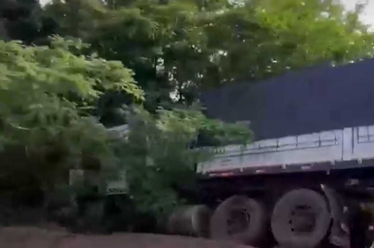 Motorista bate de frente em carreta e morre preso às ferragens na BR-262 - Capital do Pantanal