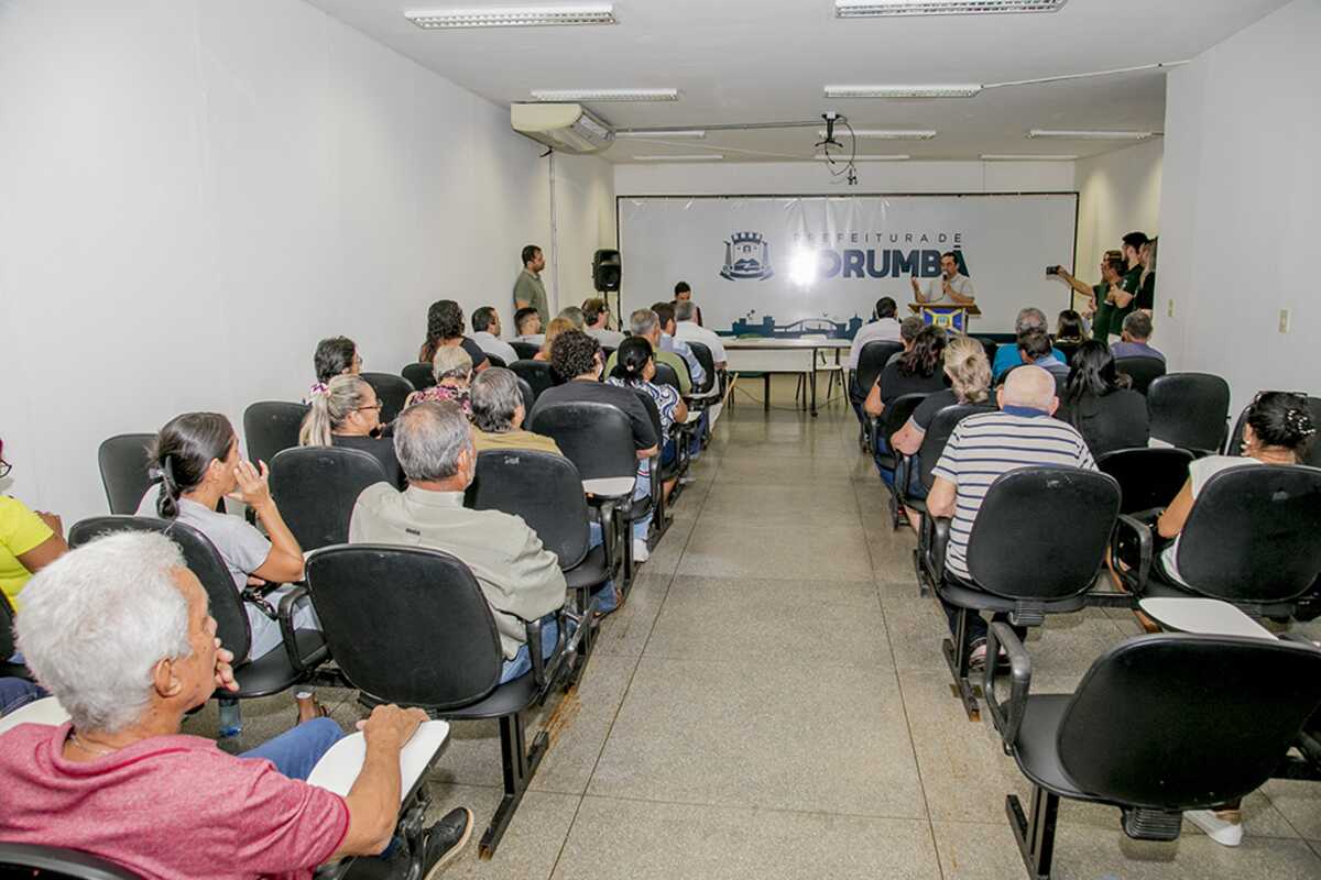 Moradores do Conjunto Júlio Emílio Ismael recebem títulos definitivos de posse - Capital do Pantanal